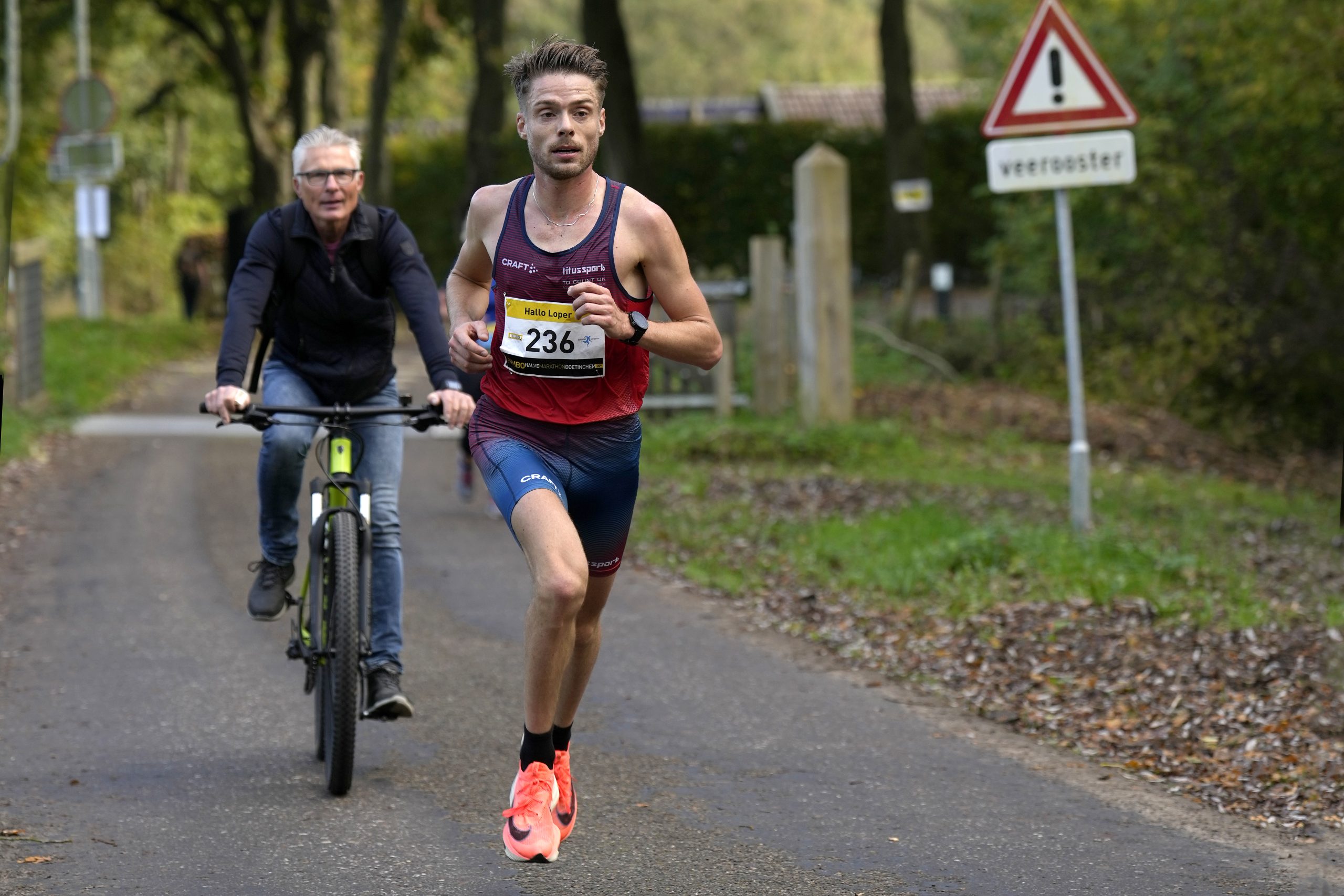 Hardloopclinic door Daan Reintjes bij deelname aan Liemerse Landloop ...
